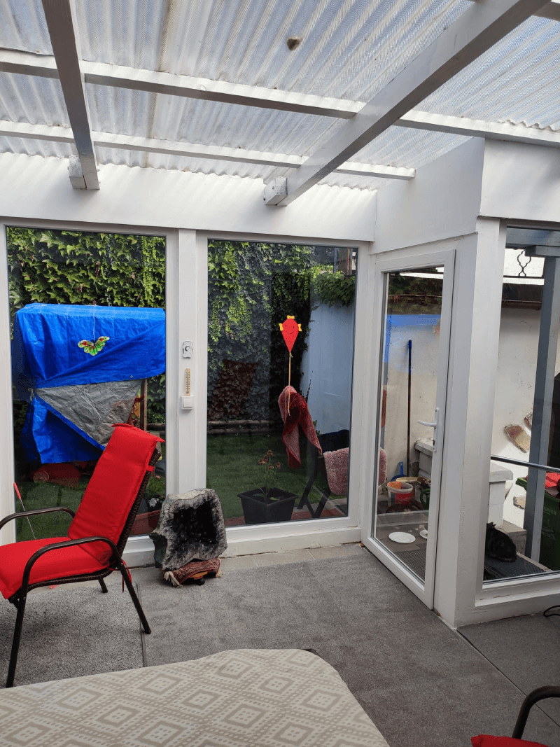 Festverglaste Fenster und Nebeneingangstüren im Profil REHAU SmartLine+ ...